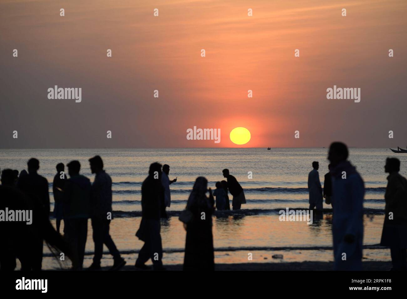 191224 -- KARACHI, Dec. 24, 2019 -- People enjoy the view of sunset at ...