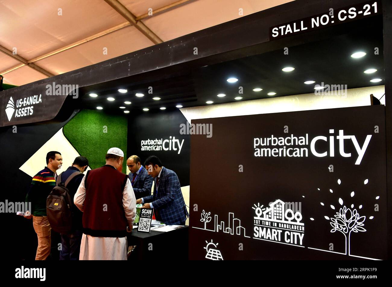 191224 -- DHAKA, Dec. 24, 2019 Xinhua -- People visit a housing show at ...