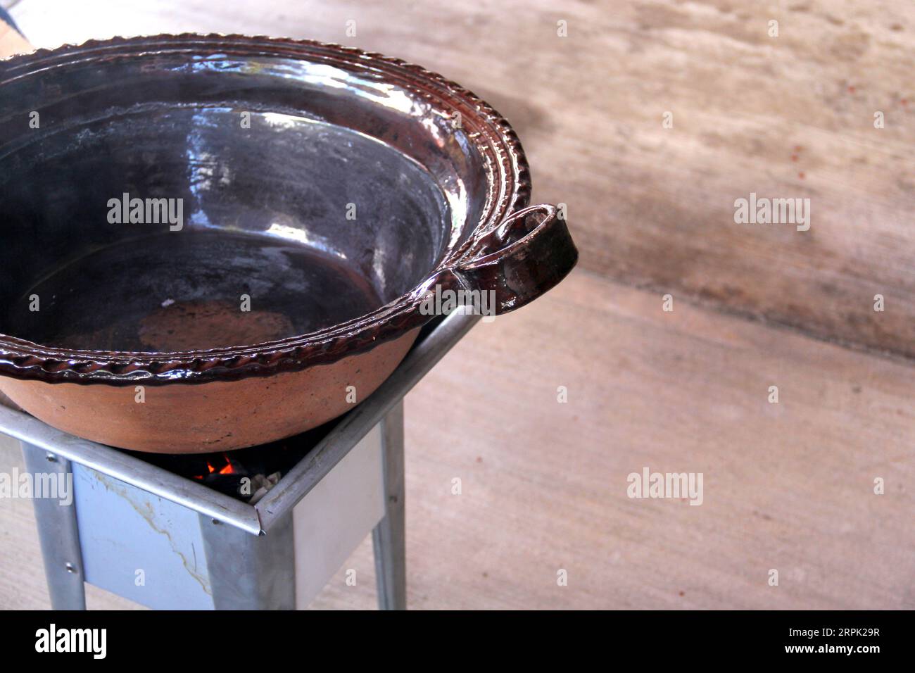 Cooking food in clay pots and pans is dangerous due to its high lead ...