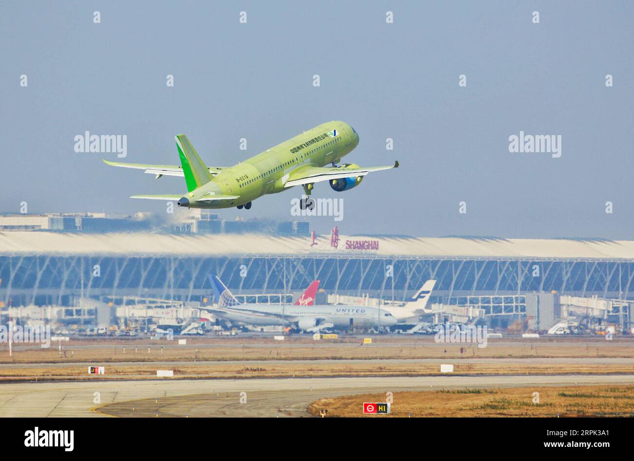 Chinese passenger jets hi-res stock photography and images - Alamy