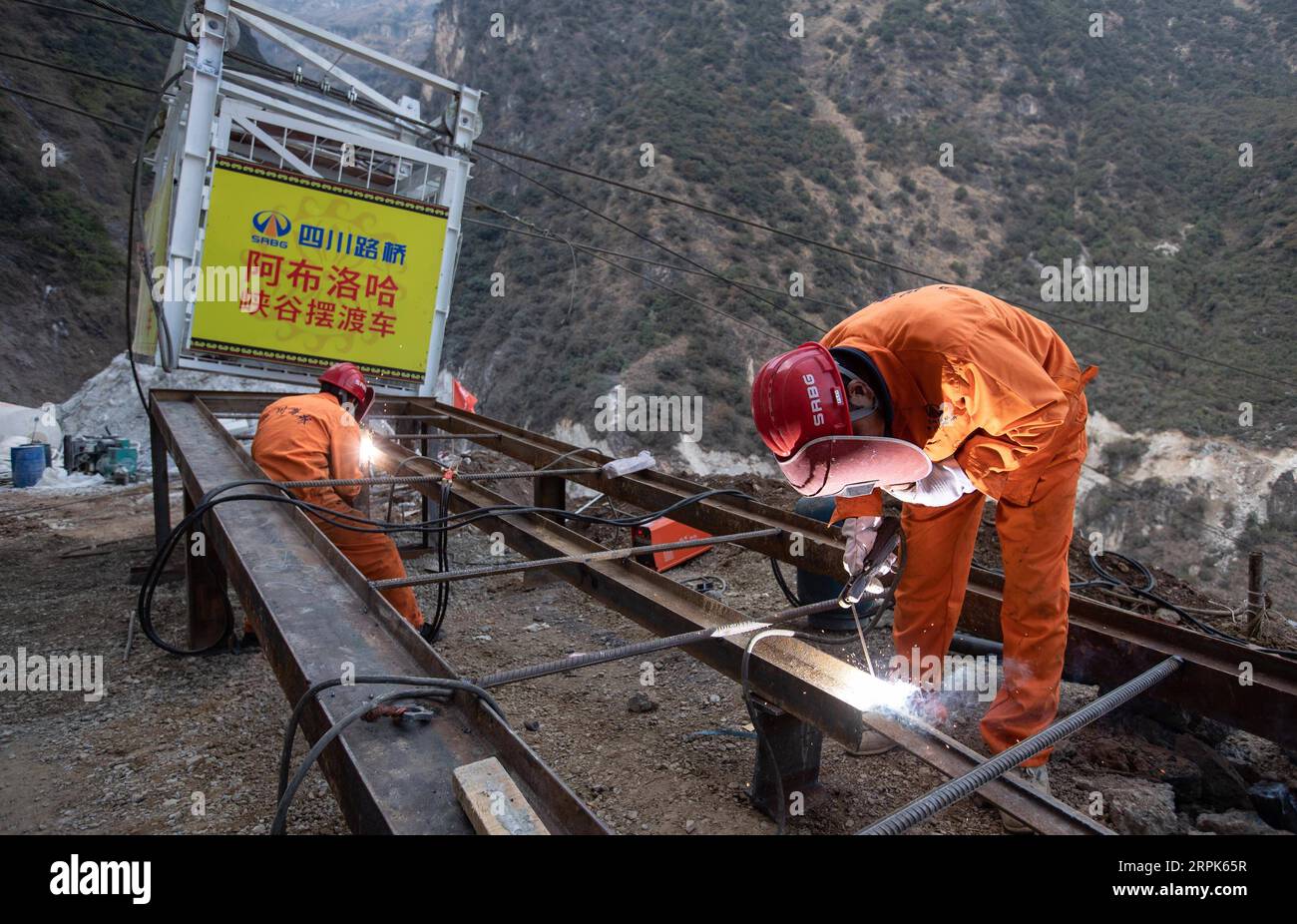 Install ers hi-res stock photography and images - Alamy