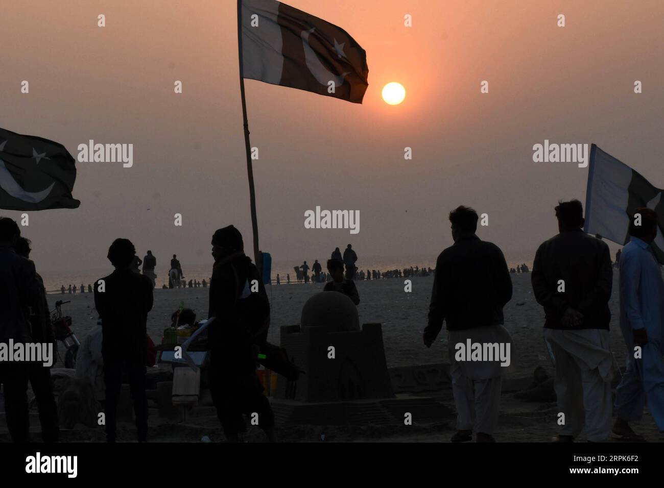 200101 -- KARACHI, Jan. 1, 2020 -- People enjoy the view of the last ...