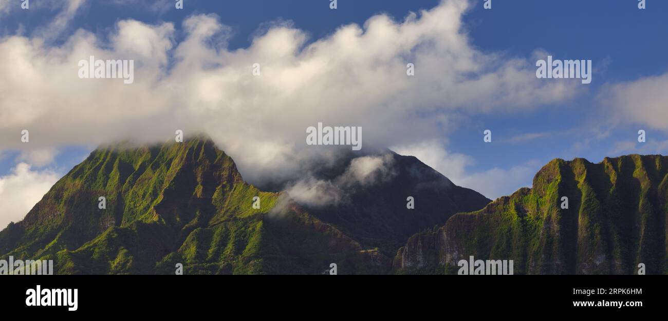 A panoramic view of the Ko'olau Mountain Range on the island of Oahu ...