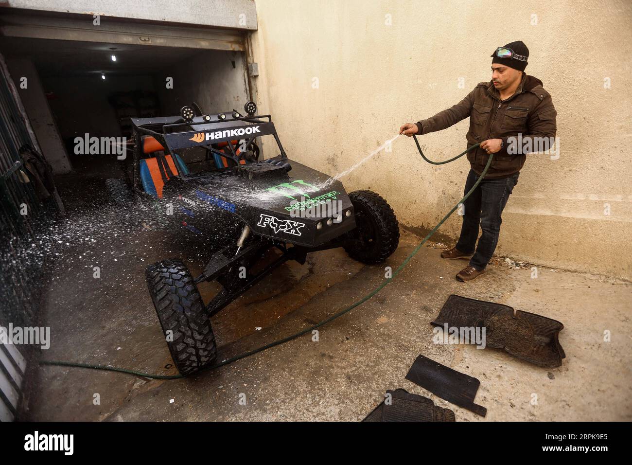 200104 -- GAZA, Jan. 4, 2020 Xinhua -- Mohammed al-Dabba washes his ...