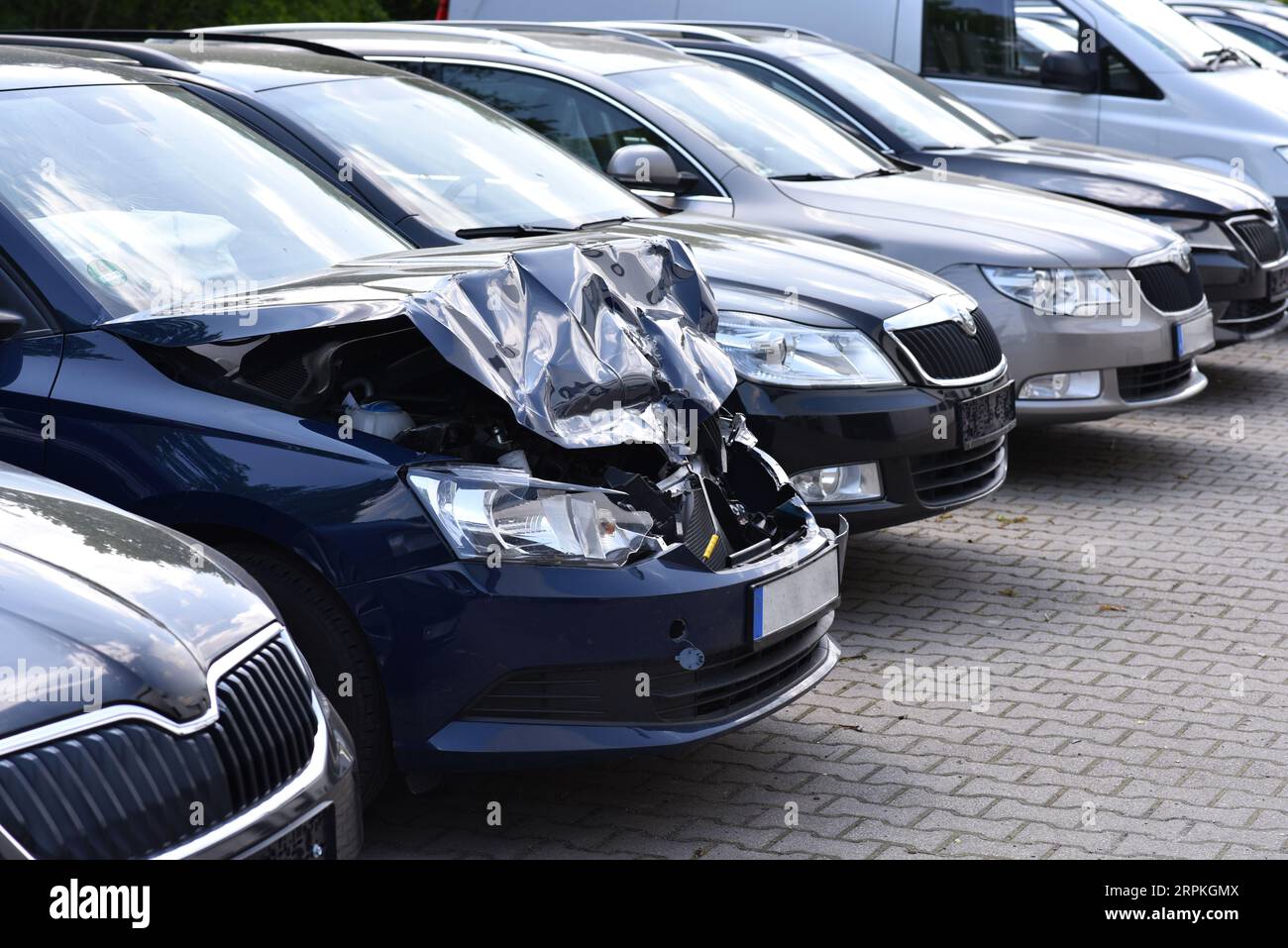accident car parked in front of the garage for repairs Stock Photo - Alamy