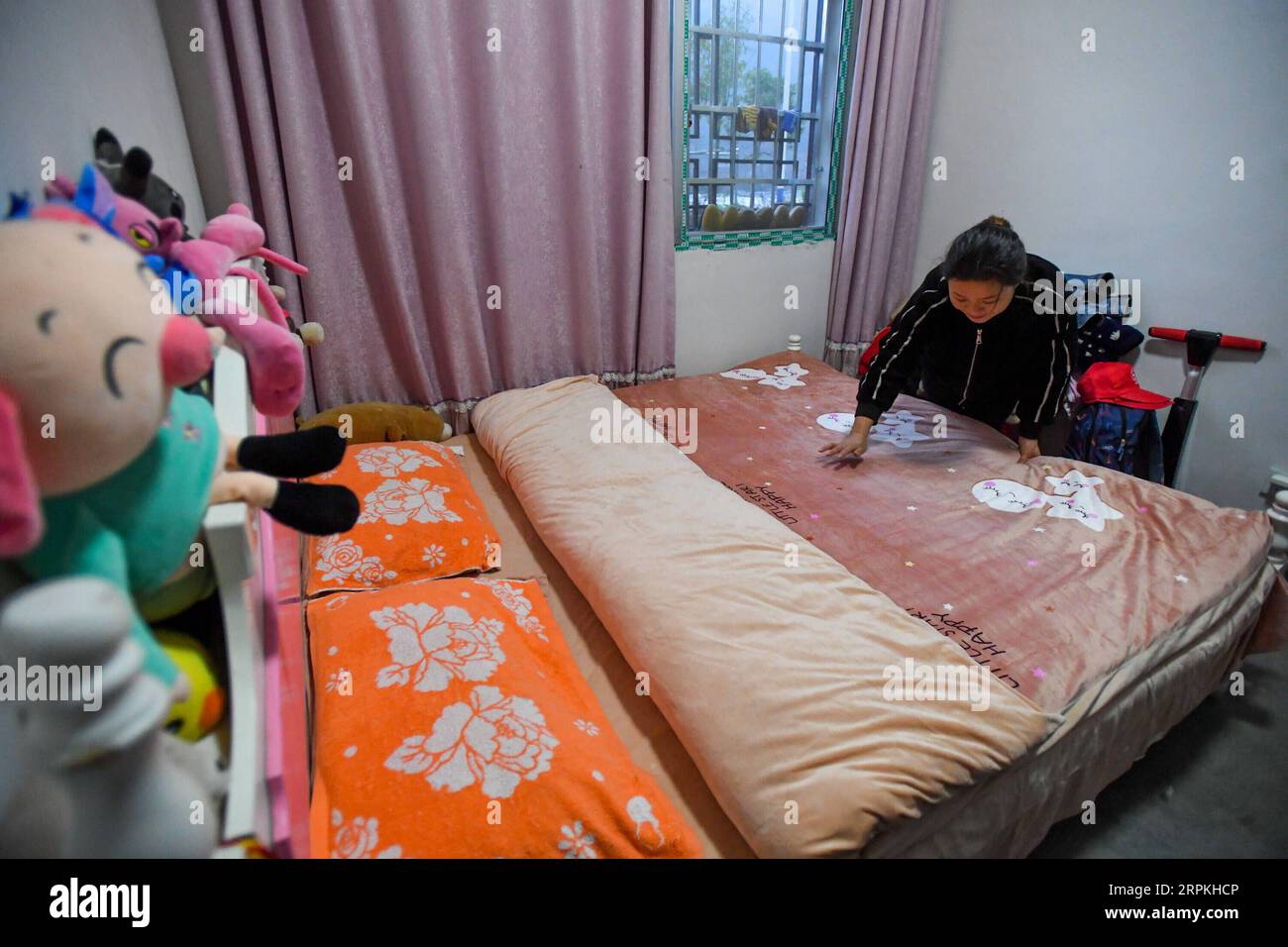 China poverty bed hi-res stock photography and images - Alamy