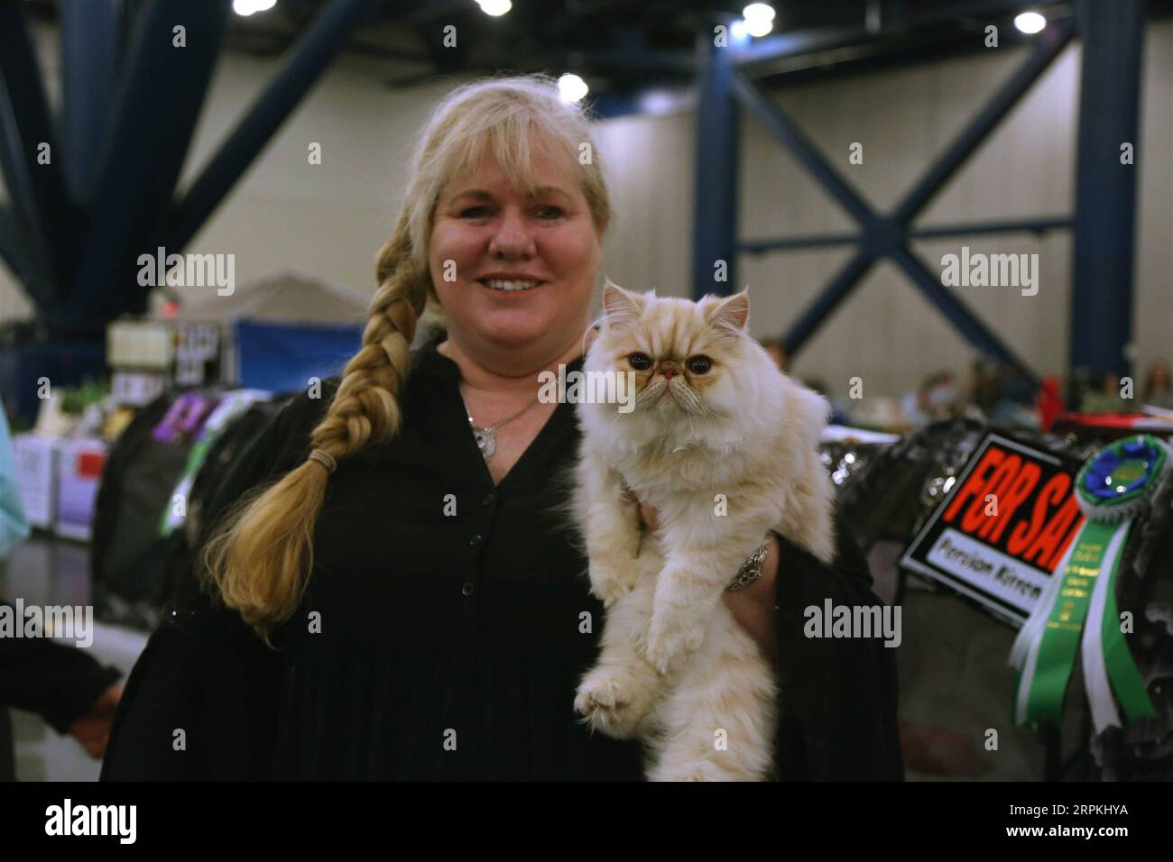 200112 -- HOUSTON, Jan. 12, 2020 Xinhua -- A cat owner shows off her ...