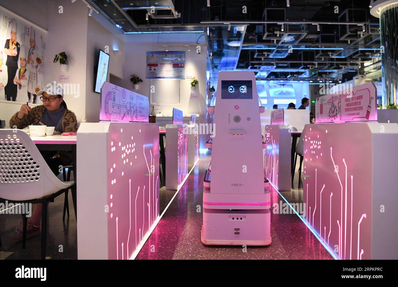 200116 -- GUANGZHOU, Jan. 16, 2020 -- Photo taken on Jan. 15, 2020 ...