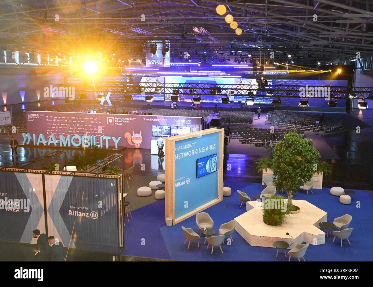 Munich, Germany. 05th Sep, 2023. The first visitors walk into Hall A1 ...