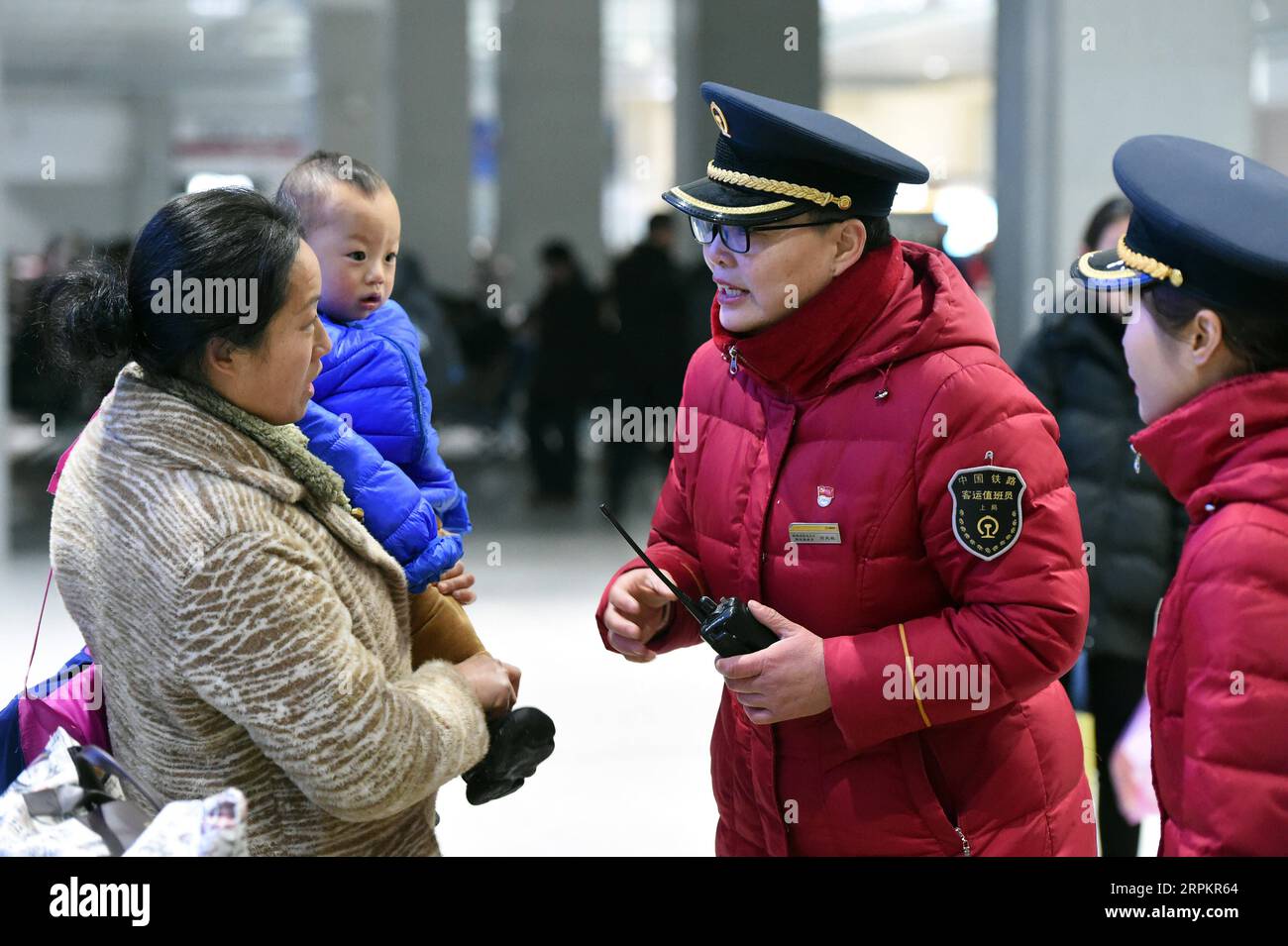 200116 -- BENGBU, Jan. 16, 2020 -- Liu Fengmin 2nd R and her apprentice ...