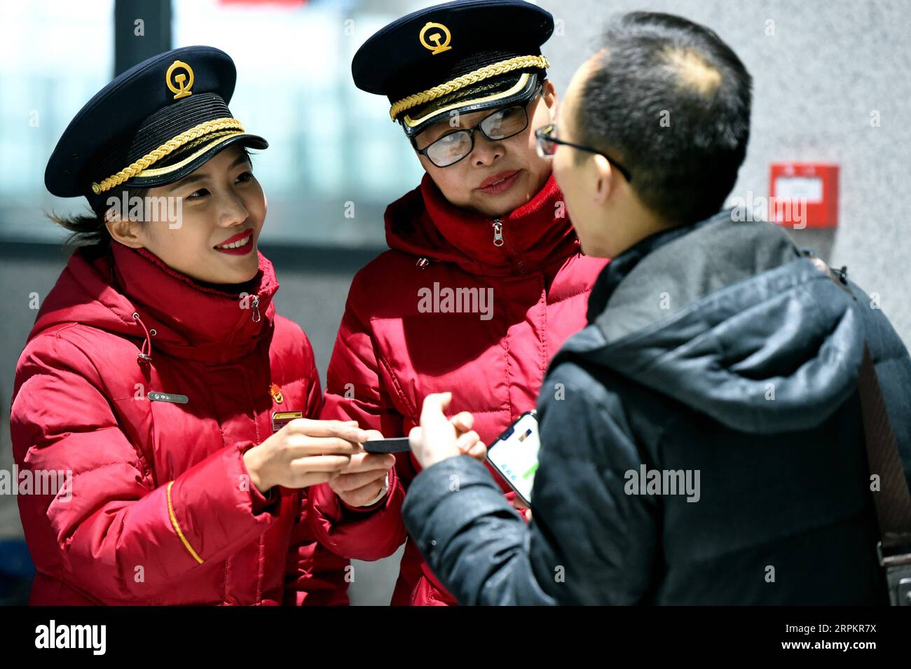 200116 -- BENGBU, Jan. 16, 2020 -- Liu Fengmin C and her apprentice ...