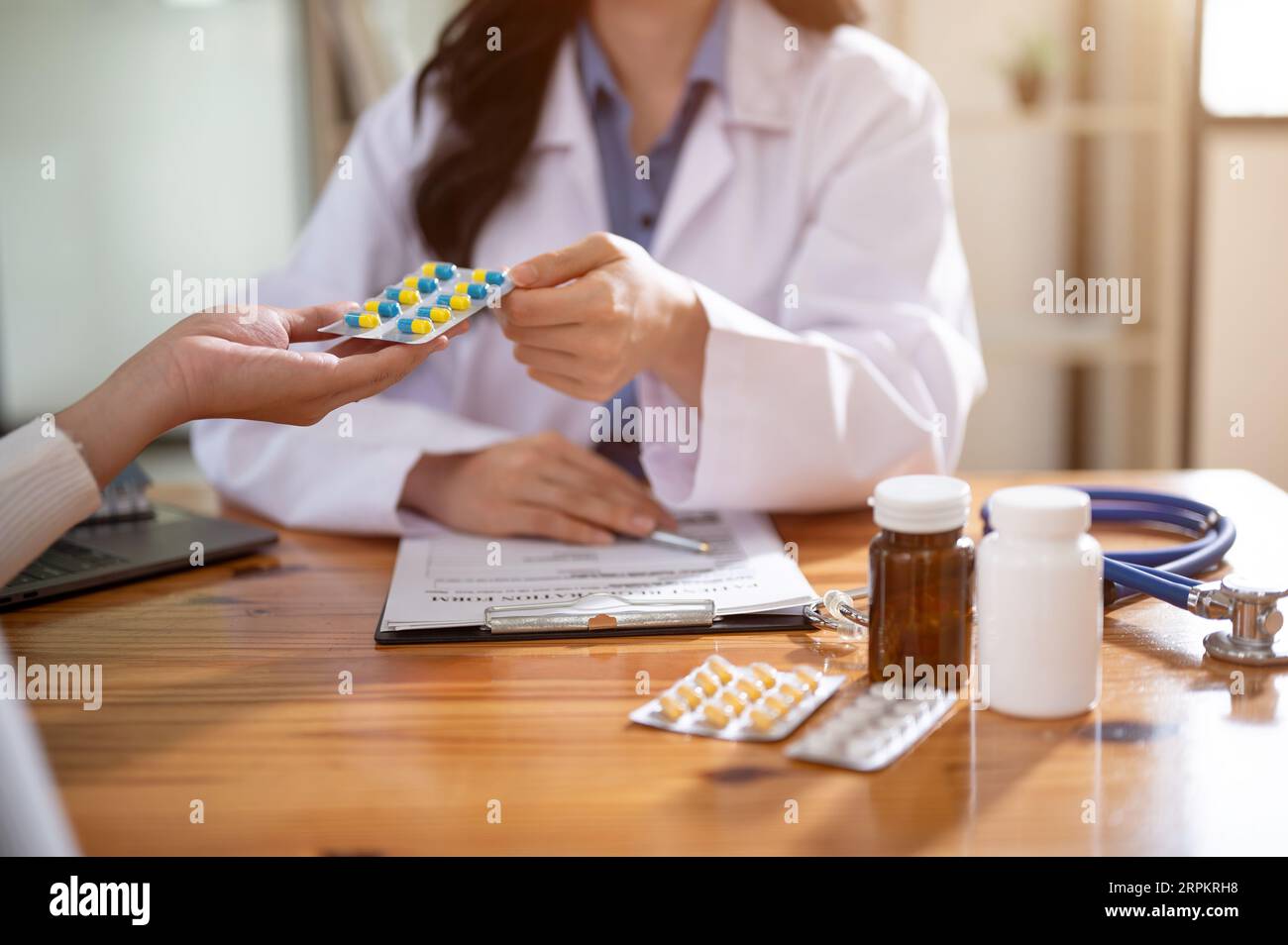 Doctor showing patient pills hi-res stock photography and images - Alamy