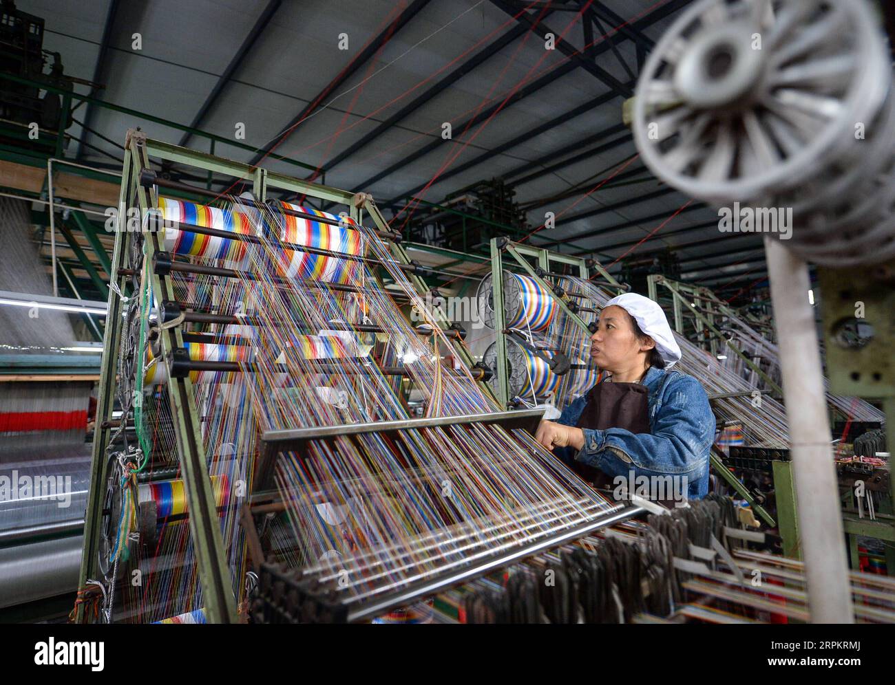 200117 -- BEIJING, Jan. 17, 2020 -- A weaver works beside a loom at a ...