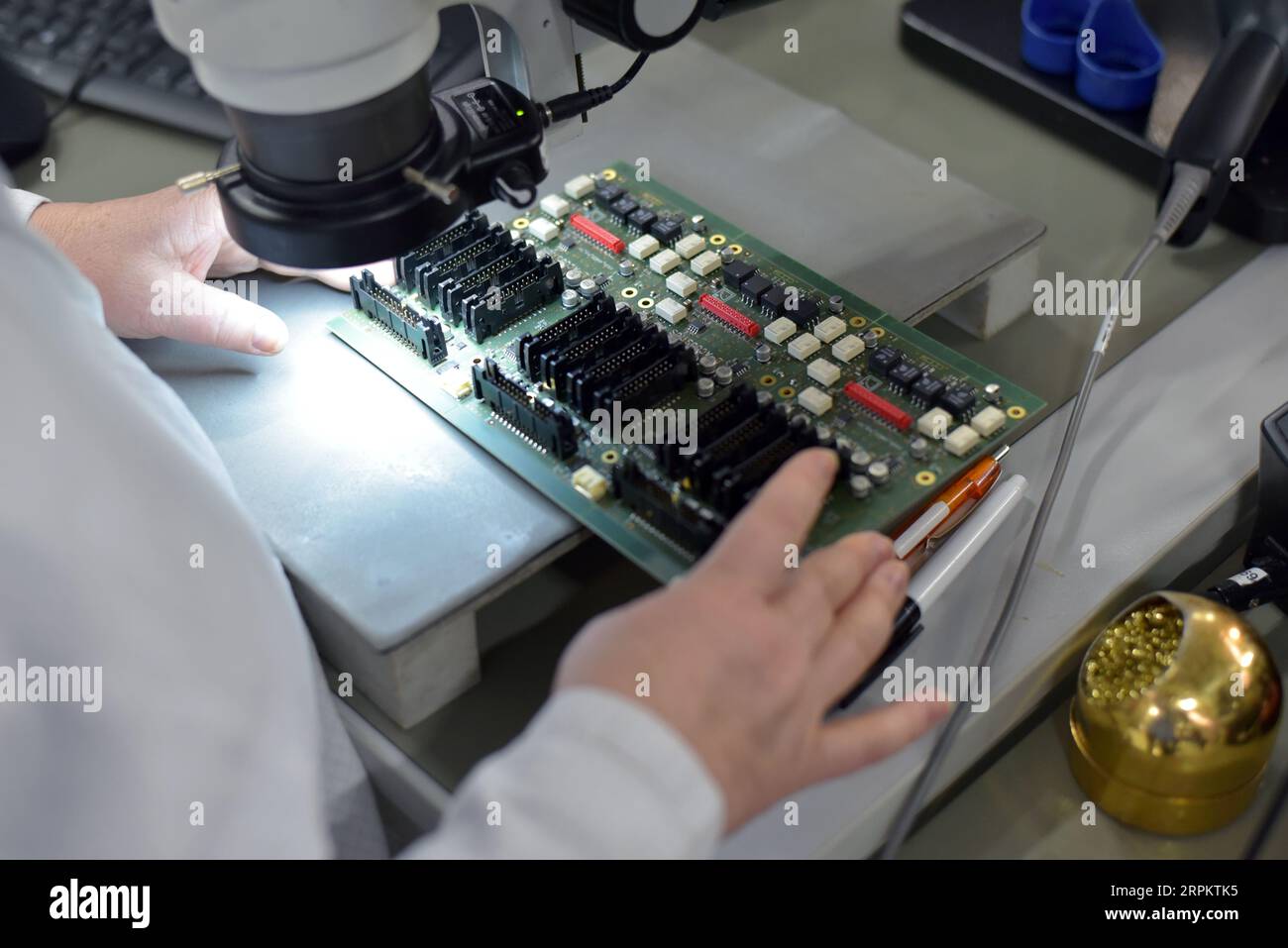 Microscope machine hi-res stock photography and images - Alamy