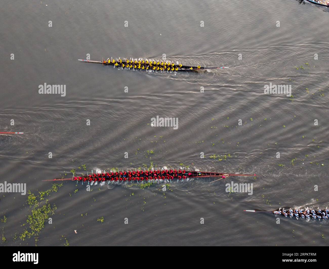 Gopalganj, Dhaka, Bangladesh. 5th Sep, 2023. Traditional boats compete ...