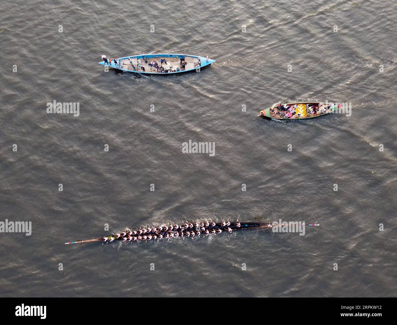 Gopalganj, Dhaka, Bangladesh. 5th Sep, 2023. Traditional boats compete ...