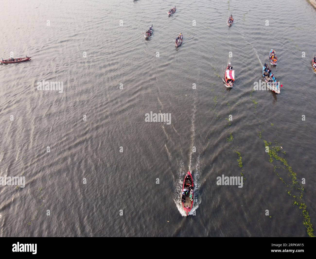Gopalganj, Dhaka, Bangladesh. 5th Sep, 2023. Traditional boats compete ...