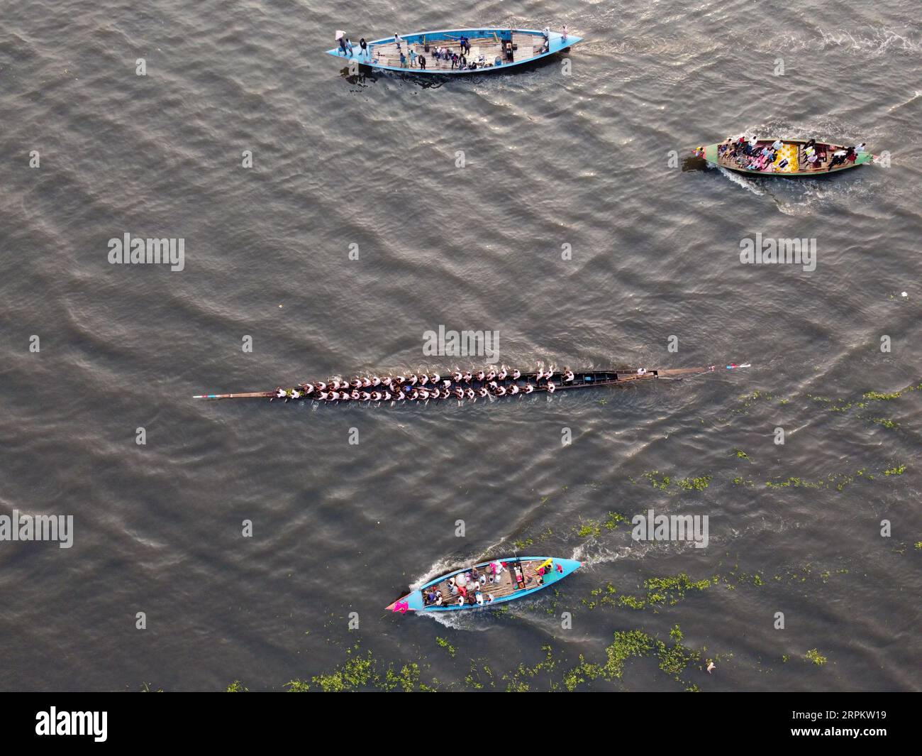 Gopalganj, Dhaka, Bangladesh. 5th Sep, 2023. Traditional boats compete ...
