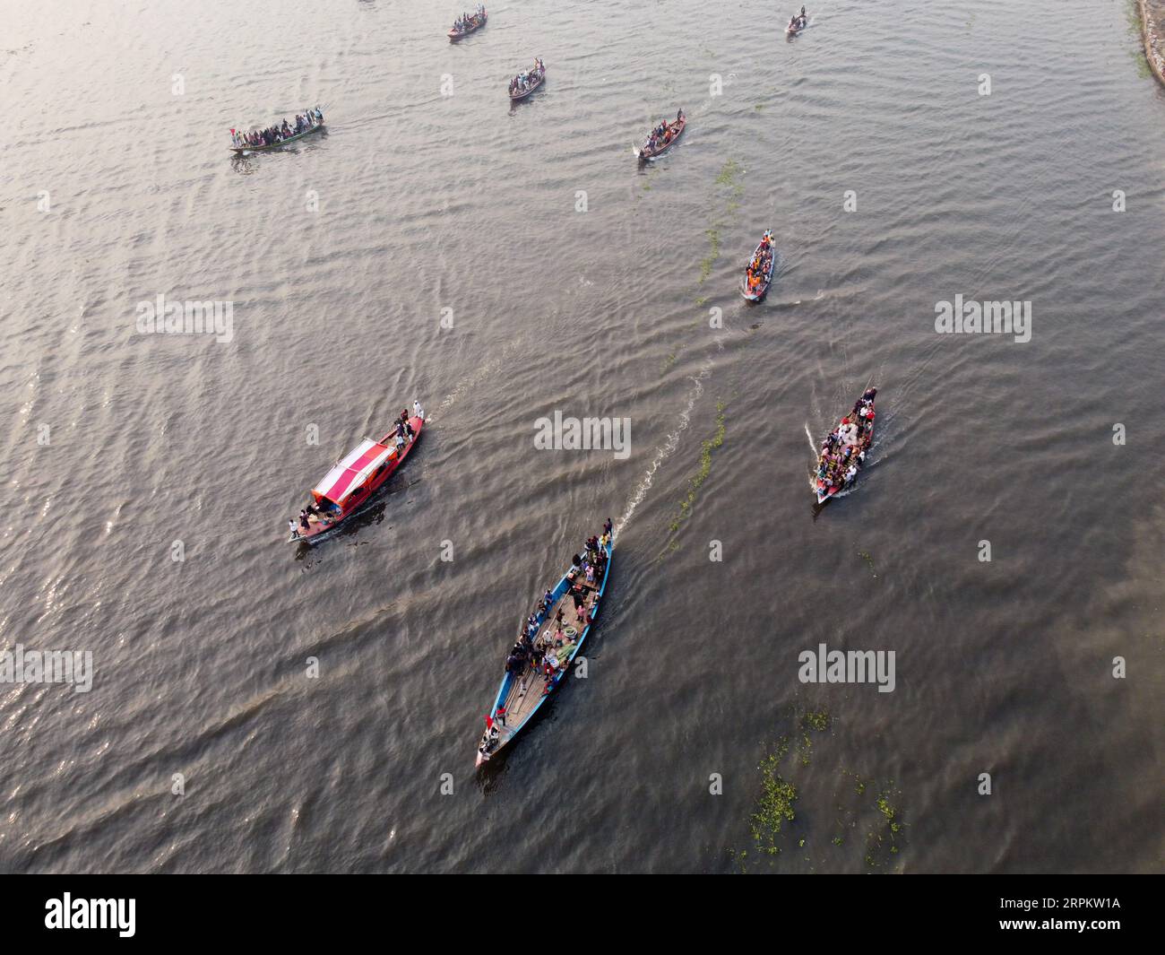 Gopalganj, Dhaka, Bangladesh. 5th Sep, 2023. Traditional boats compete ...