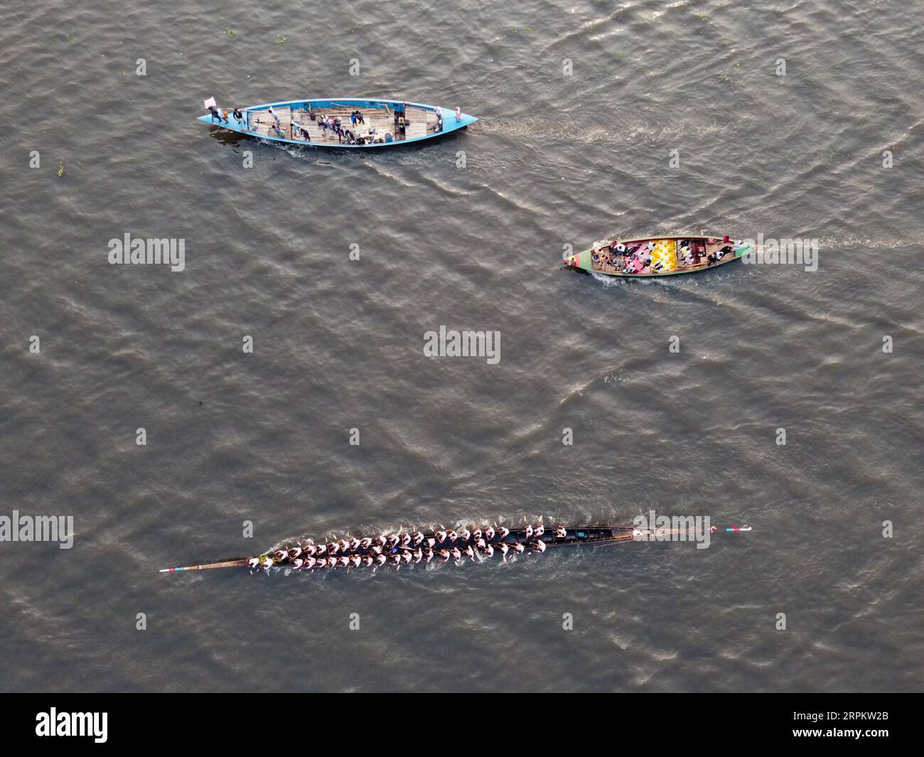 Gopalganj, Dhaka, Bangladesh. 5th Sep, 2023. Traditional boats compete ...