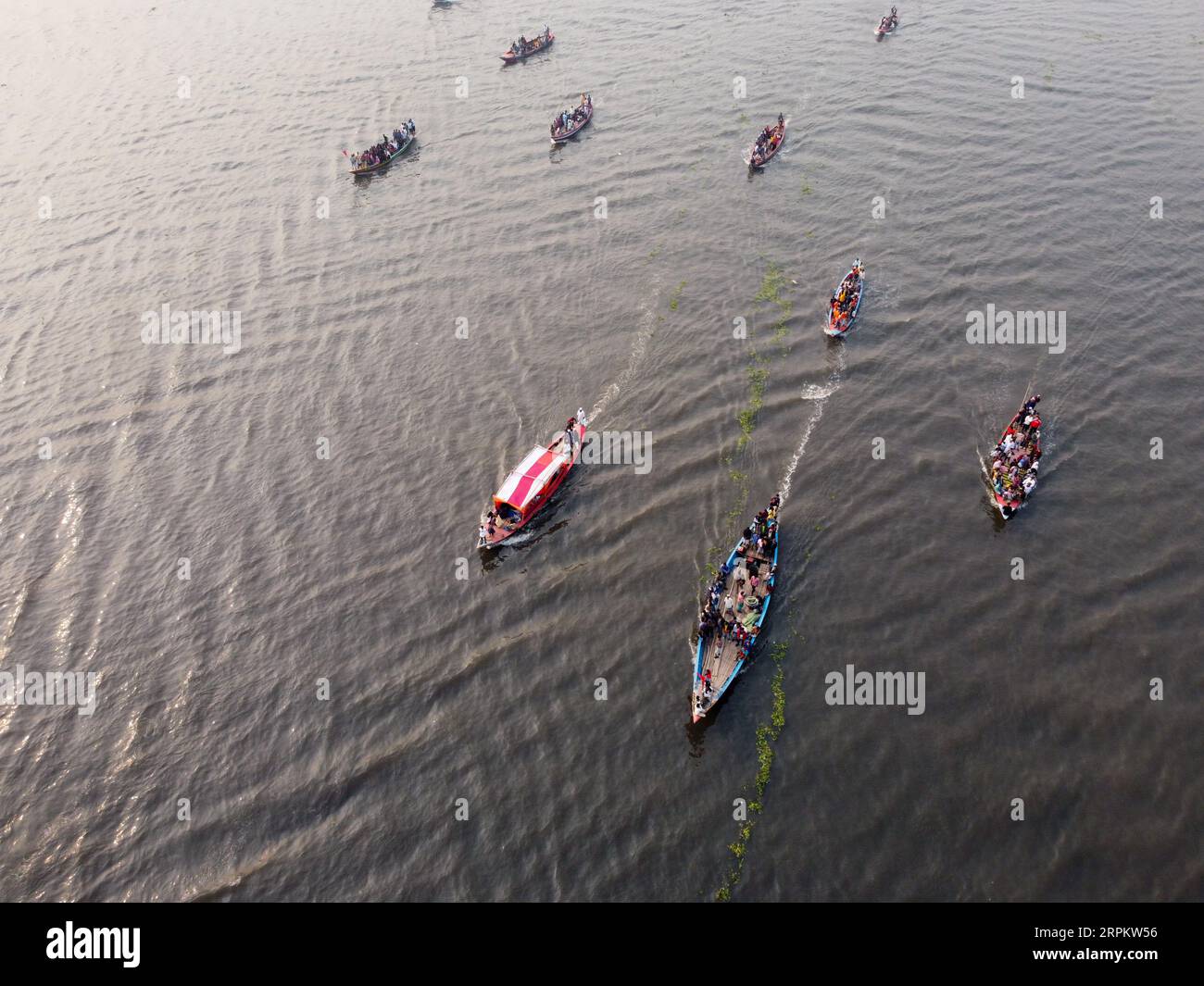 Gopalganj, Dhaka, Bangladesh. 5th Sep, 2023. Traditional boats compete ...