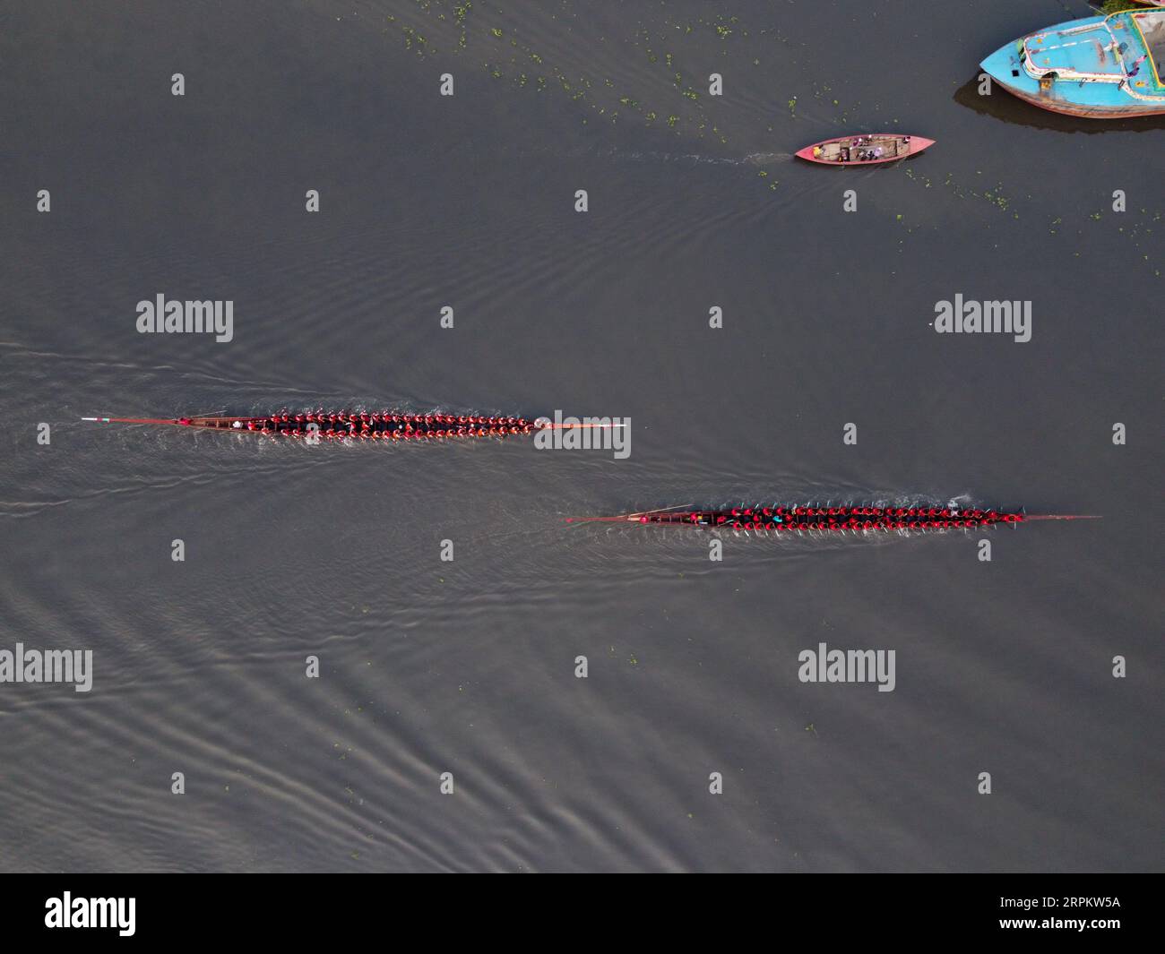 Gopalganj, Dhaka, Bangladesh. 5th Sep, 2023. Traditional boats compete ...