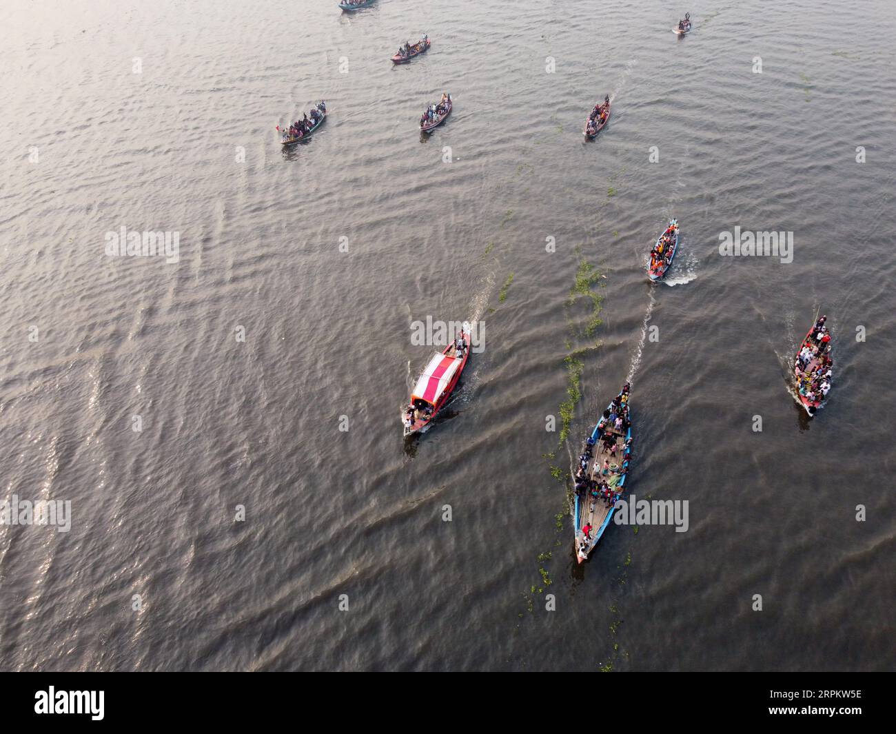 Gopalganj, Dhaka, Bangladesh. 5th Sep, 2023. Traditional boats compete ...
