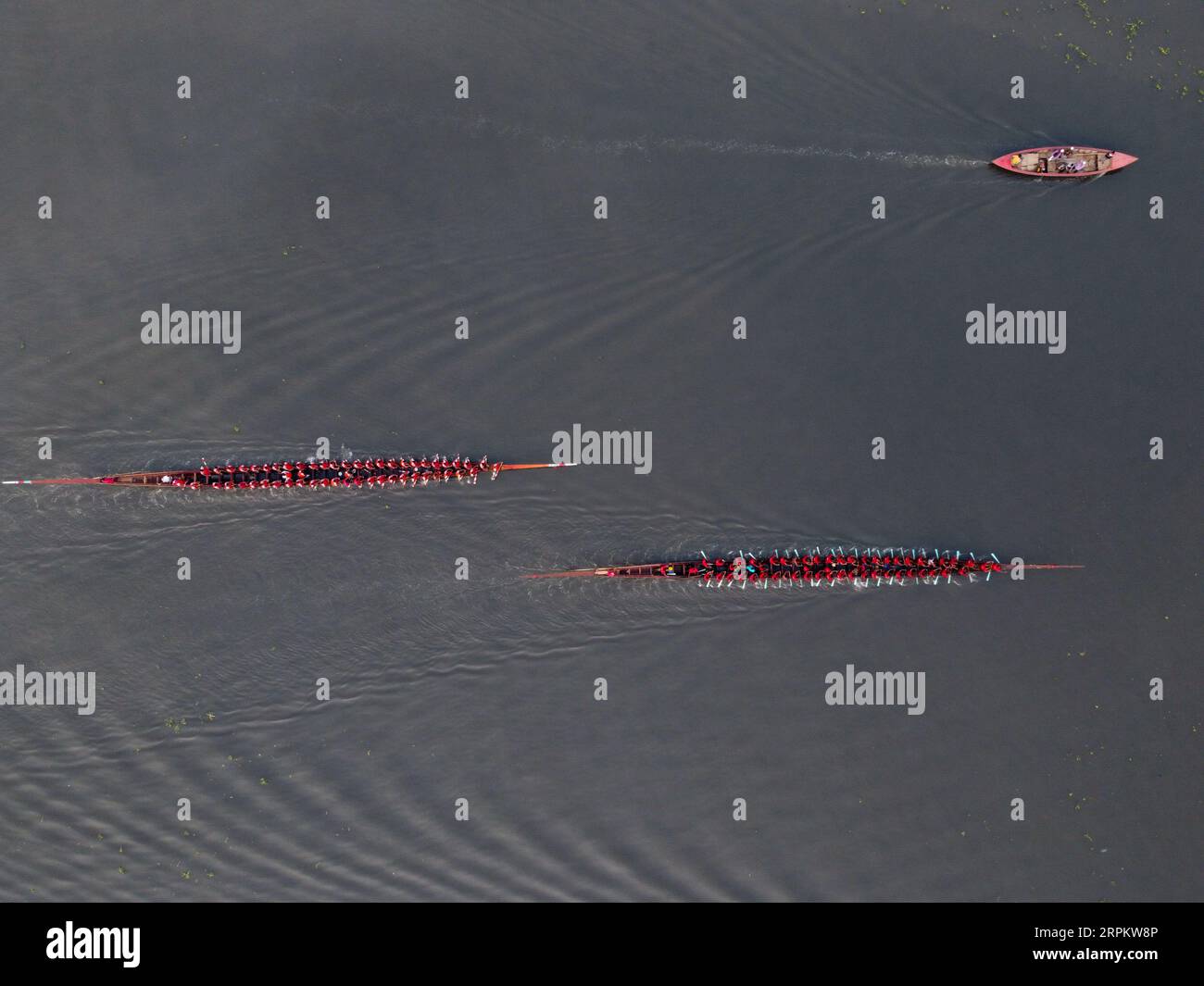 Gopalganj, Dhaka, Bangladesh. 5th Sep, 2023. Traditional boats compete ...