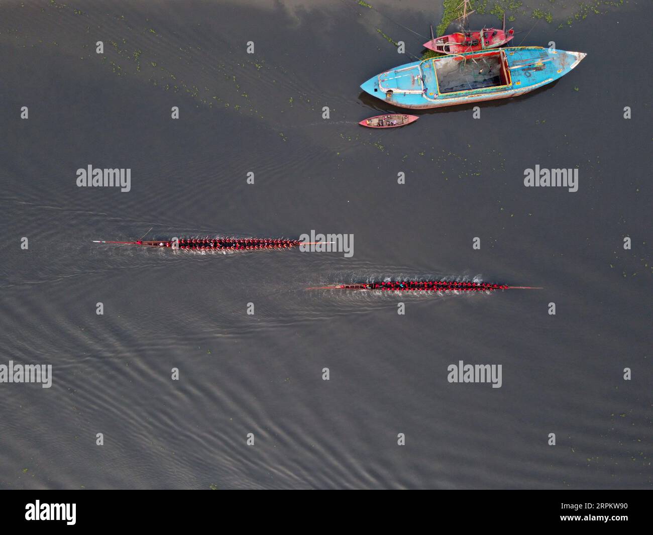 Gopalganj, Dhaka, Bangladesh. 5th Sep, 2023. Traditional boats compete ...