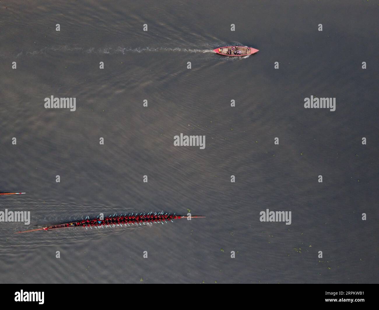 Gopalganj, Dhaka, Bangladesh. 5th Sep, 2023. Traditional boats compete ...