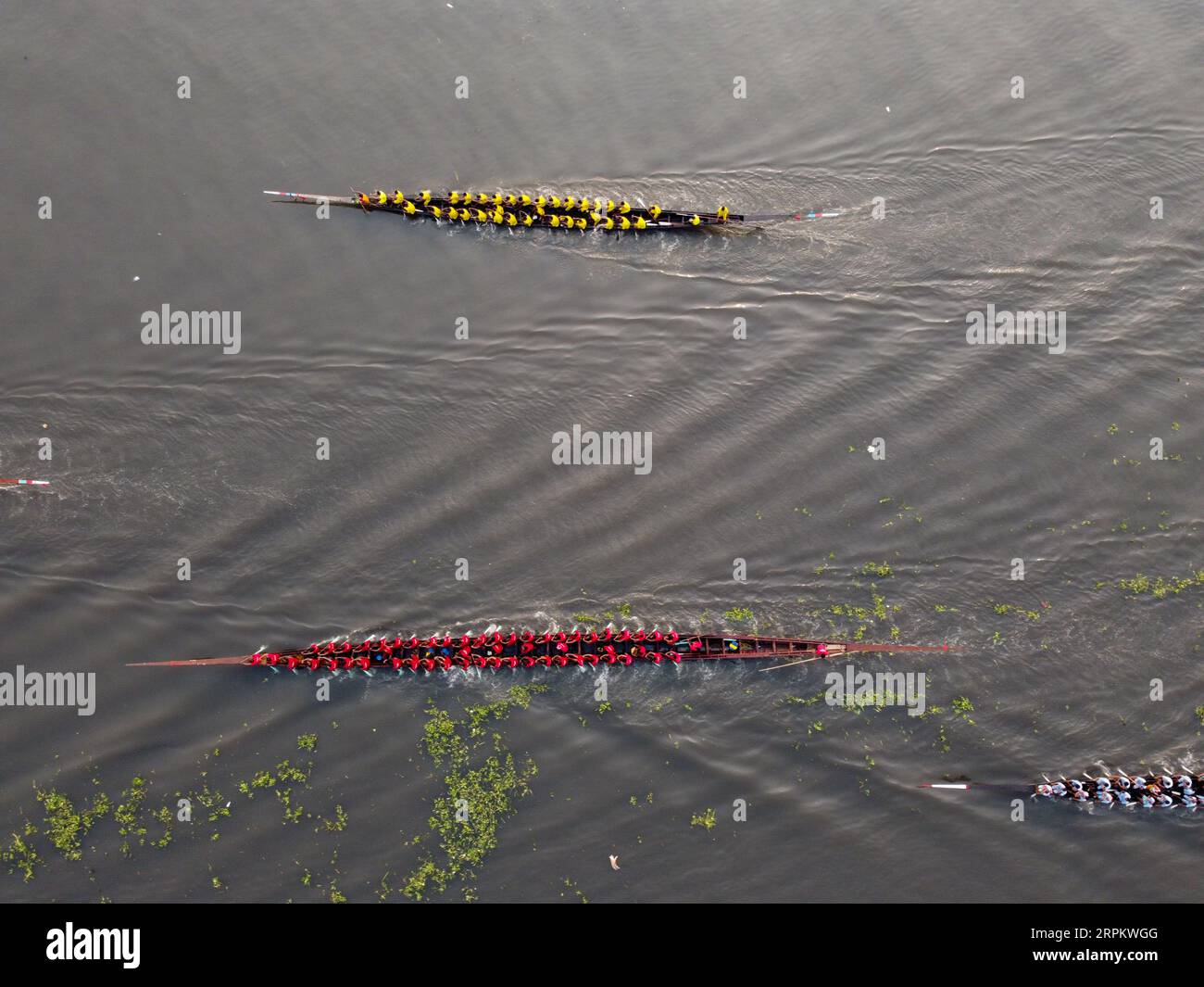 Gopalganj, Dhaka, Bangladesh. 5th Sep, 2023. Traditional boats compete ...