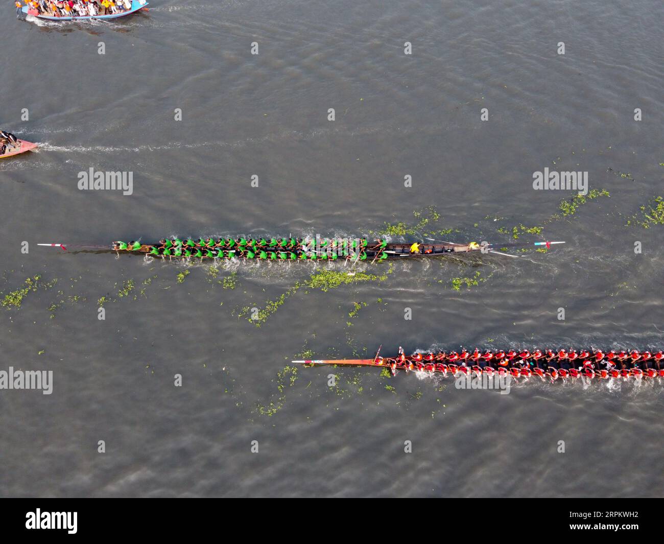 Gopalganj, Dhaka, Bangladesh. 5th Sep, 2023. Traditional boats compete ...