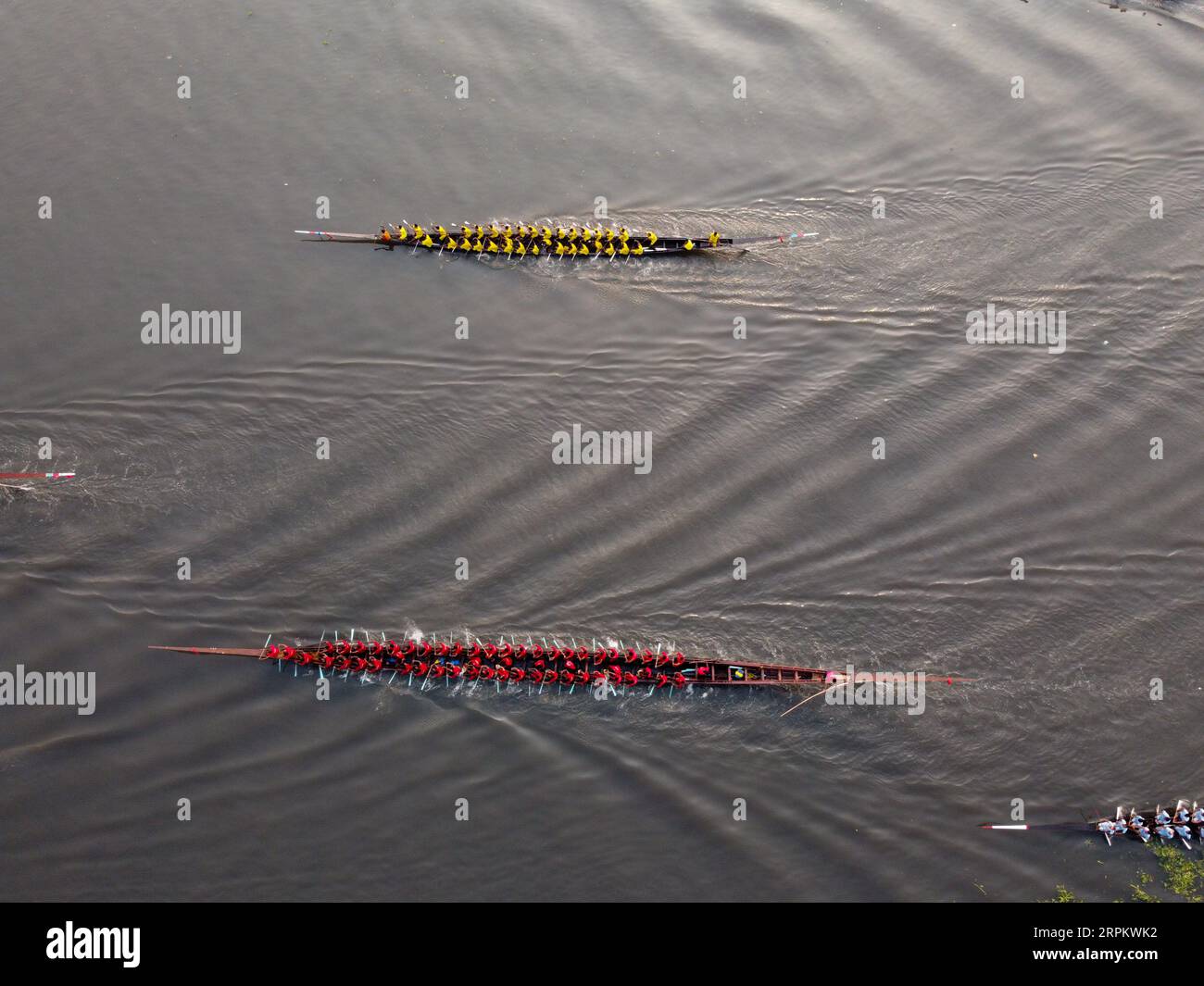 Gopalganj, Dhaka, Bangladesh. 5th Sep, 2023. Traditional boats compete ...