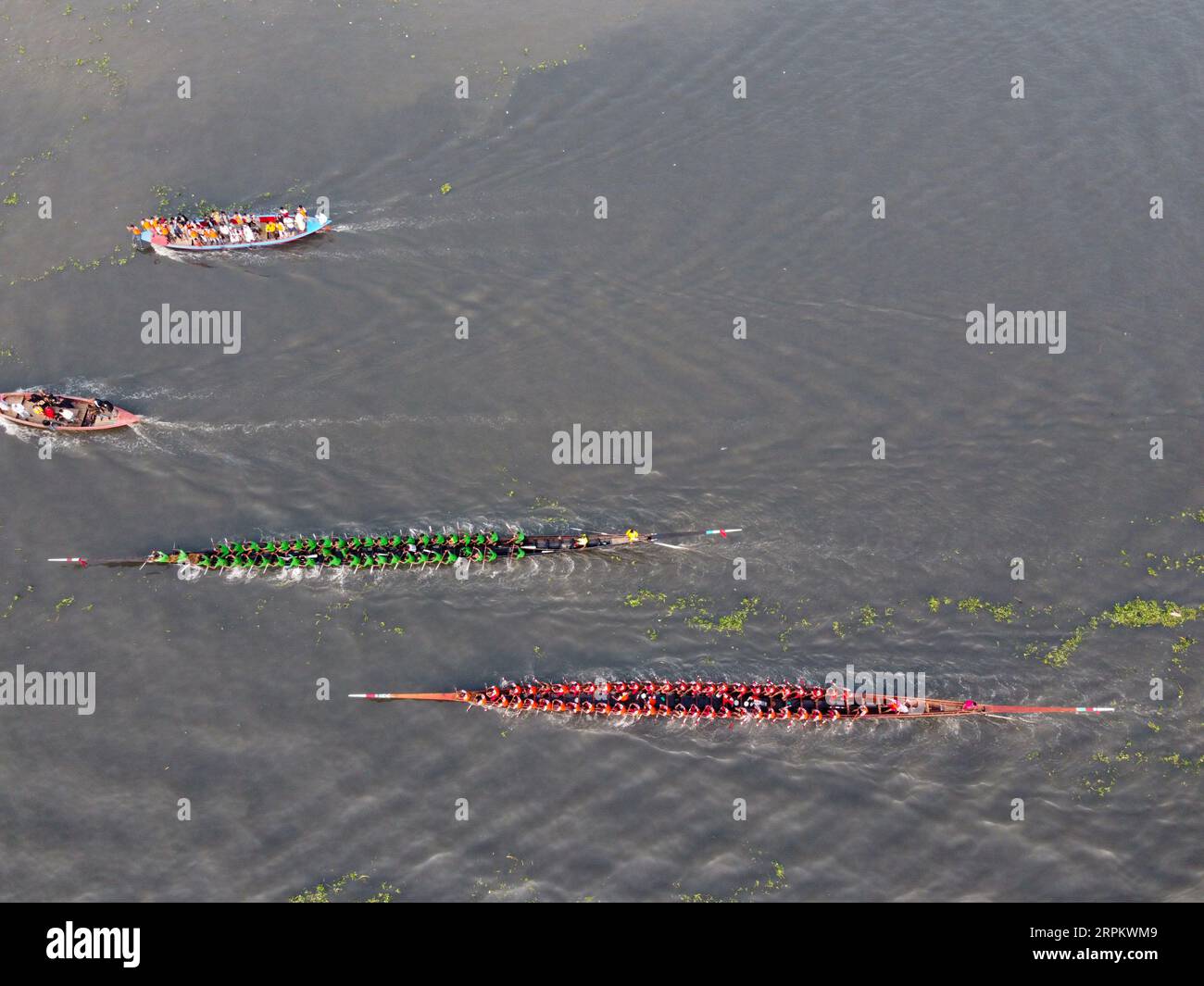 Gopalganj, Dhaka, Bangladesh. 5th Sep, 2023. Traditional boats compete ...