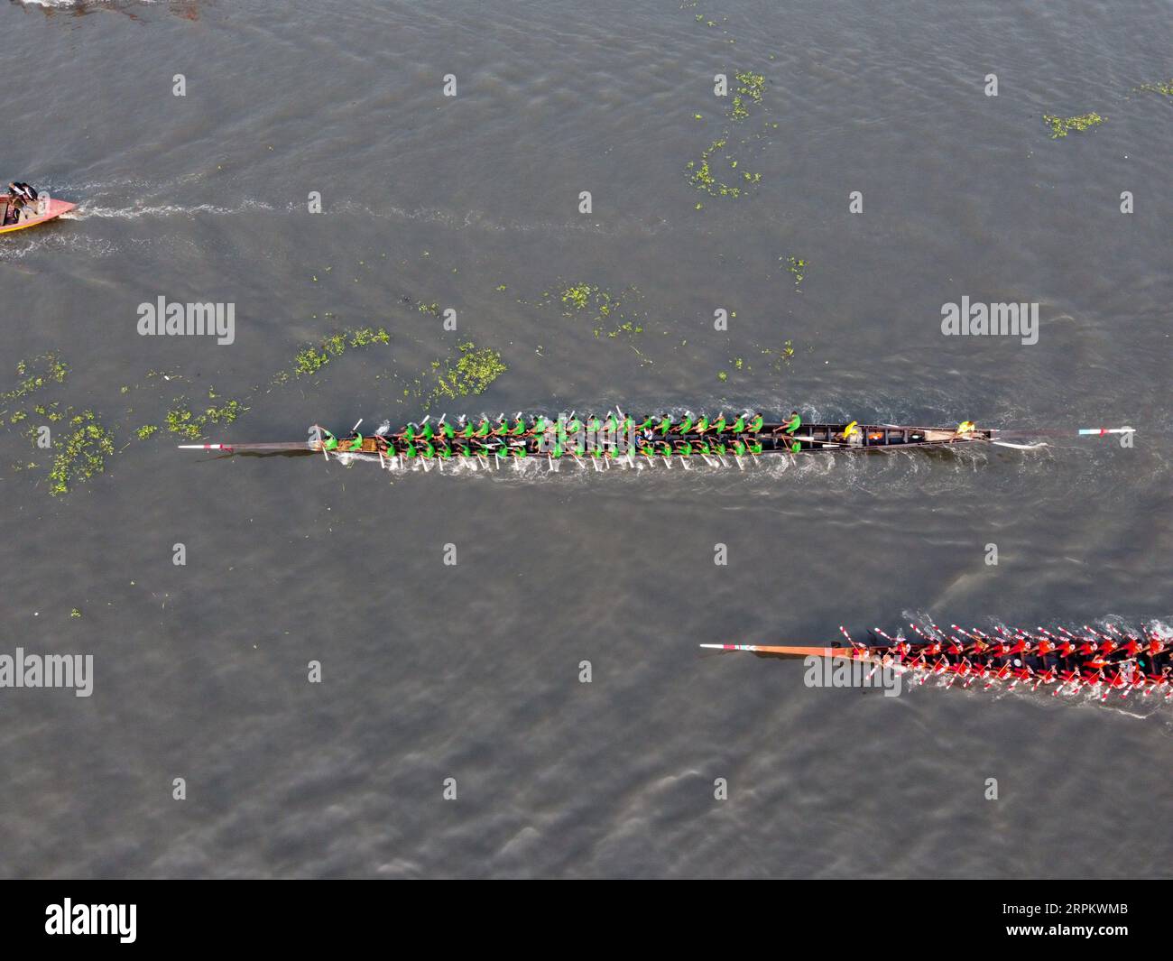 Gopalganj, Dhaka, Bangladesh. 5th Sep, 2023. Traditional boats compete ...
