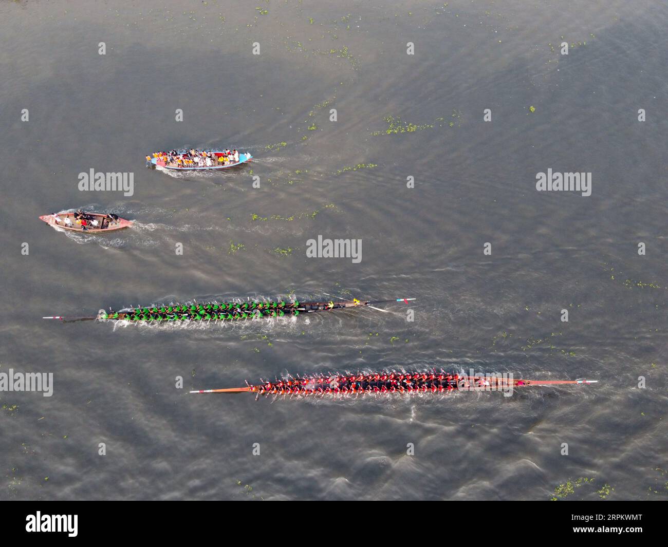 Gopalganj, Dhaka, Bangladesh. 5th Sep, 2023. Traditional boats compete ...