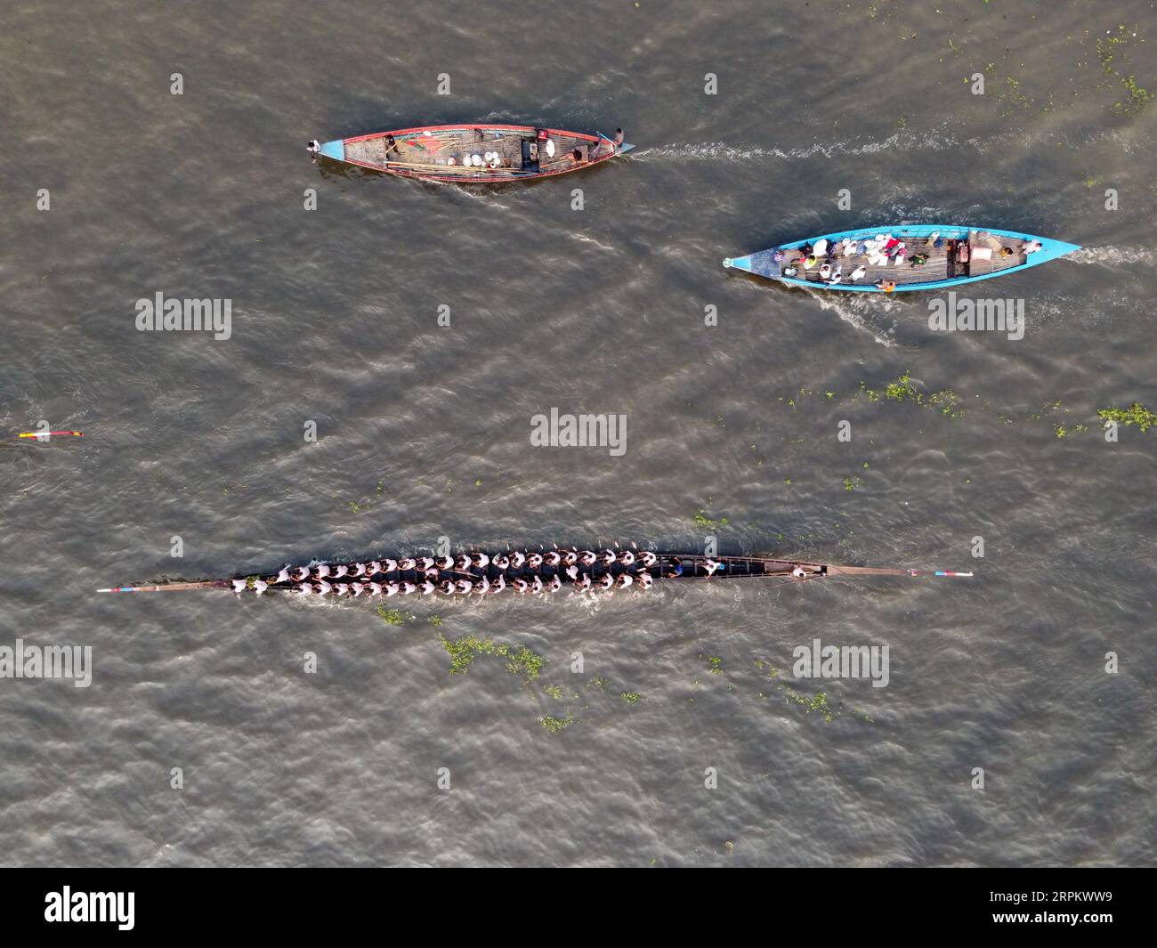 Gopalganj, Dhaka, Bangladesh. 5th Sep, 2023. Traditional boats compete ...
