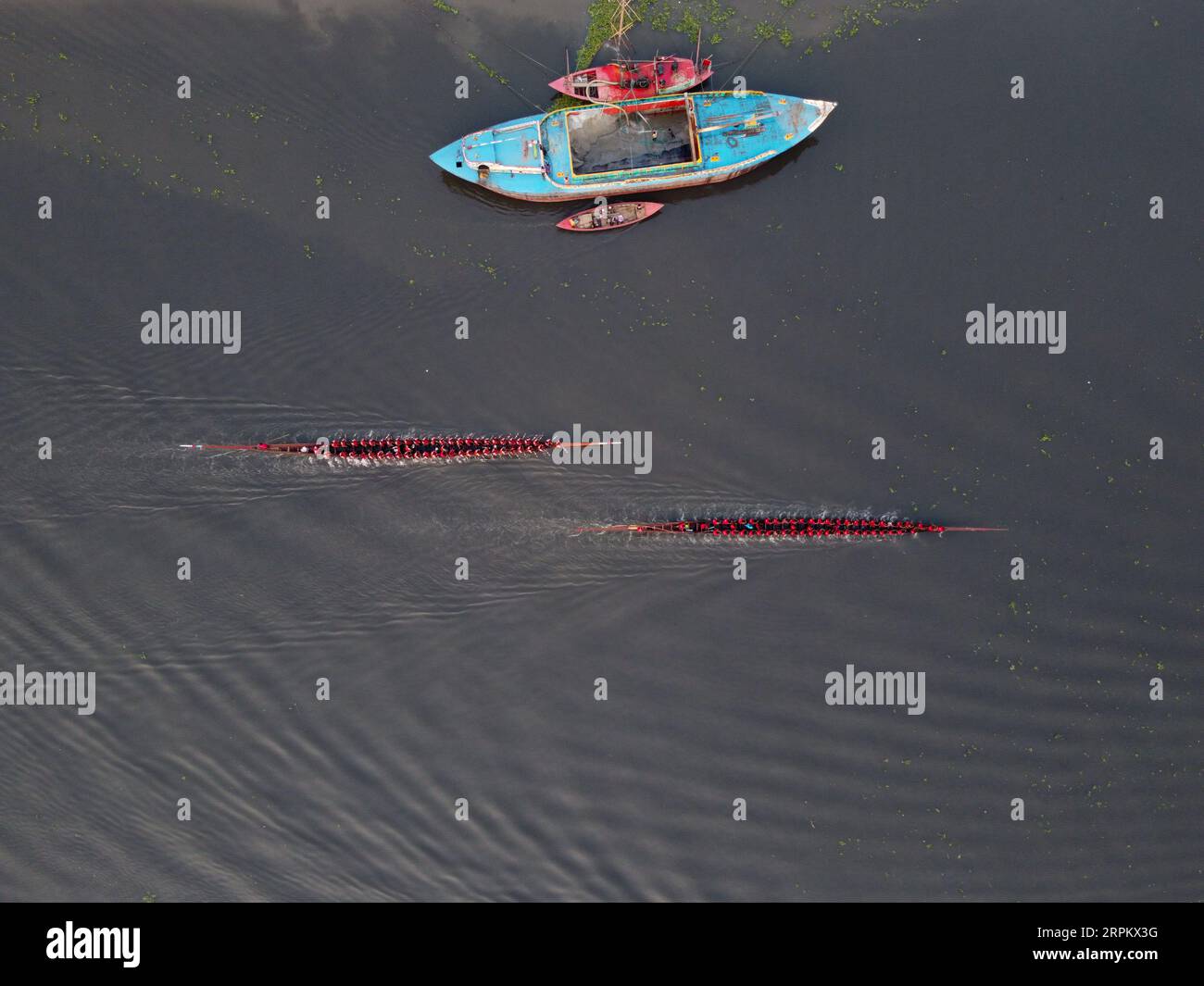 Gopalganj, Dhaka, Bangladesh. 5th Sep, 2023. Traditional boats compete ...