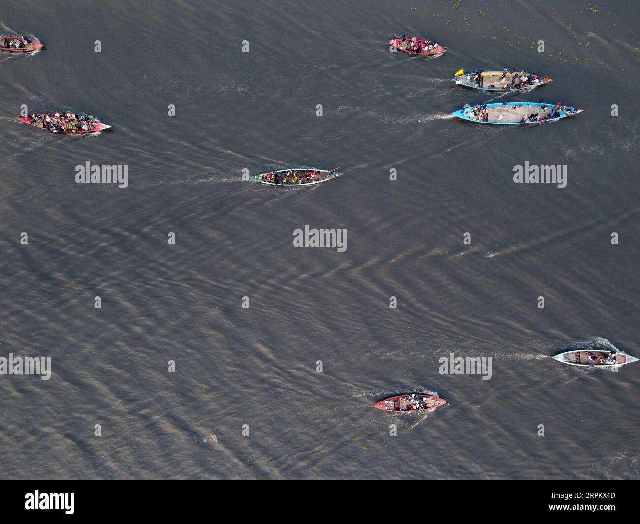 Gopalganj, Dhaka, Bangladesh. 5th Sep, 2023. Traditional boats compete ...