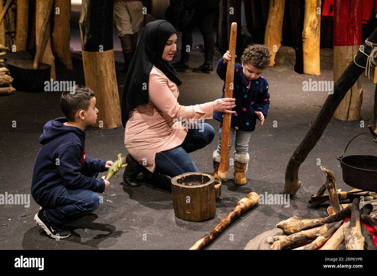 200121 -- CHICAGO, Jan. 21, 2020 Xinhua -- A woman shows her children ...