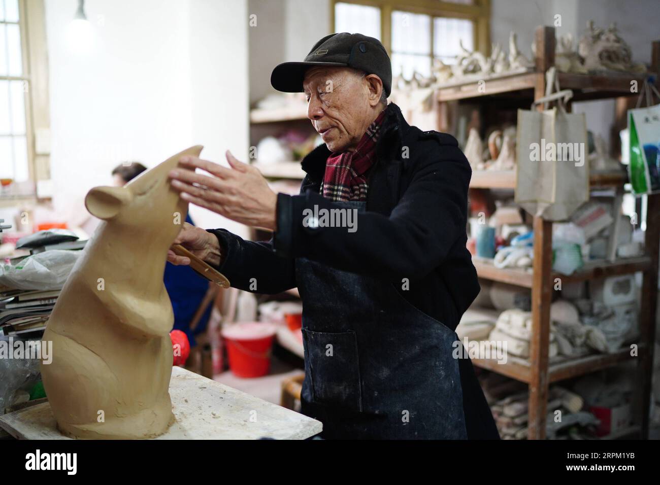 200125 -- JIANGXI, Jan. 25, 2020 -- Porcelain-making artist Liu ...