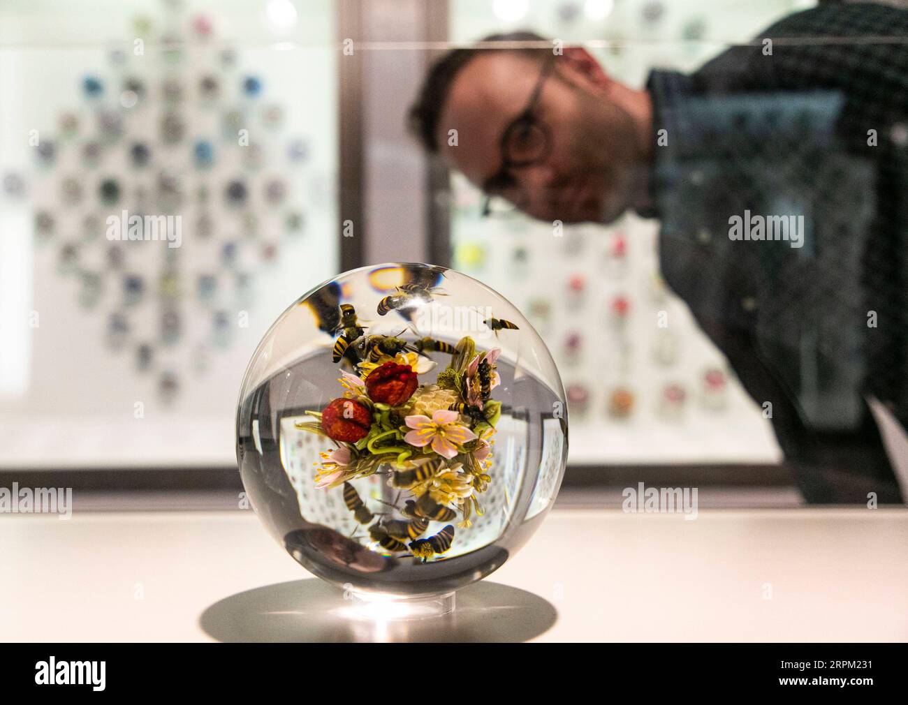 200125 -- CHICAGO, Jan. 25, 2020 Xinhua -- A visitor views the artwork ...