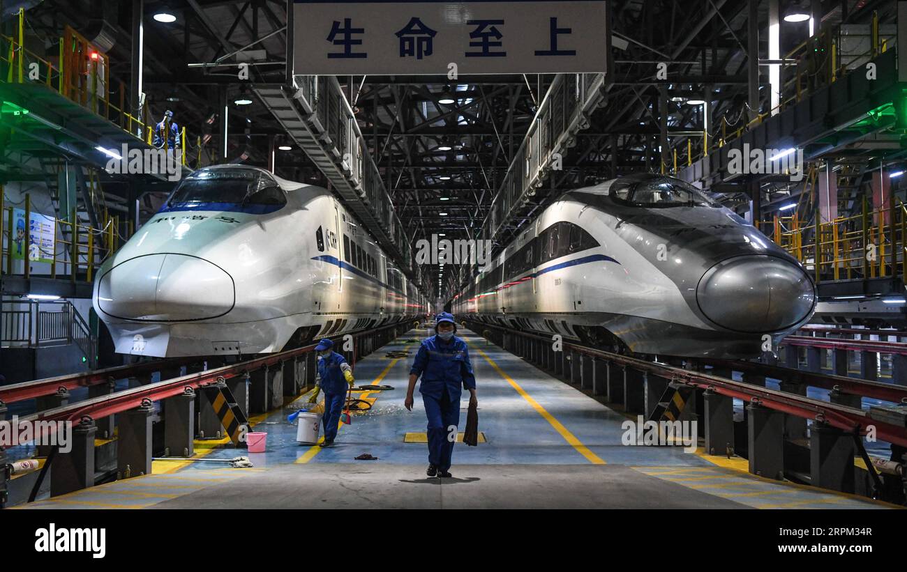 Cleaning trains train railway hi-res stock photography and images - Alamy