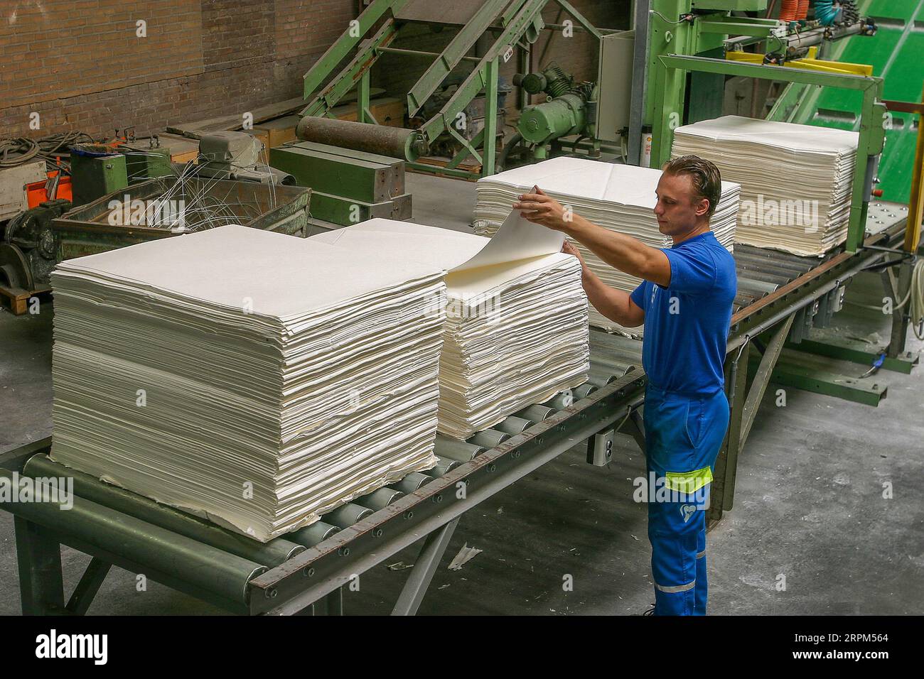 Papermaking process hi-res stock photography and images - Alamy