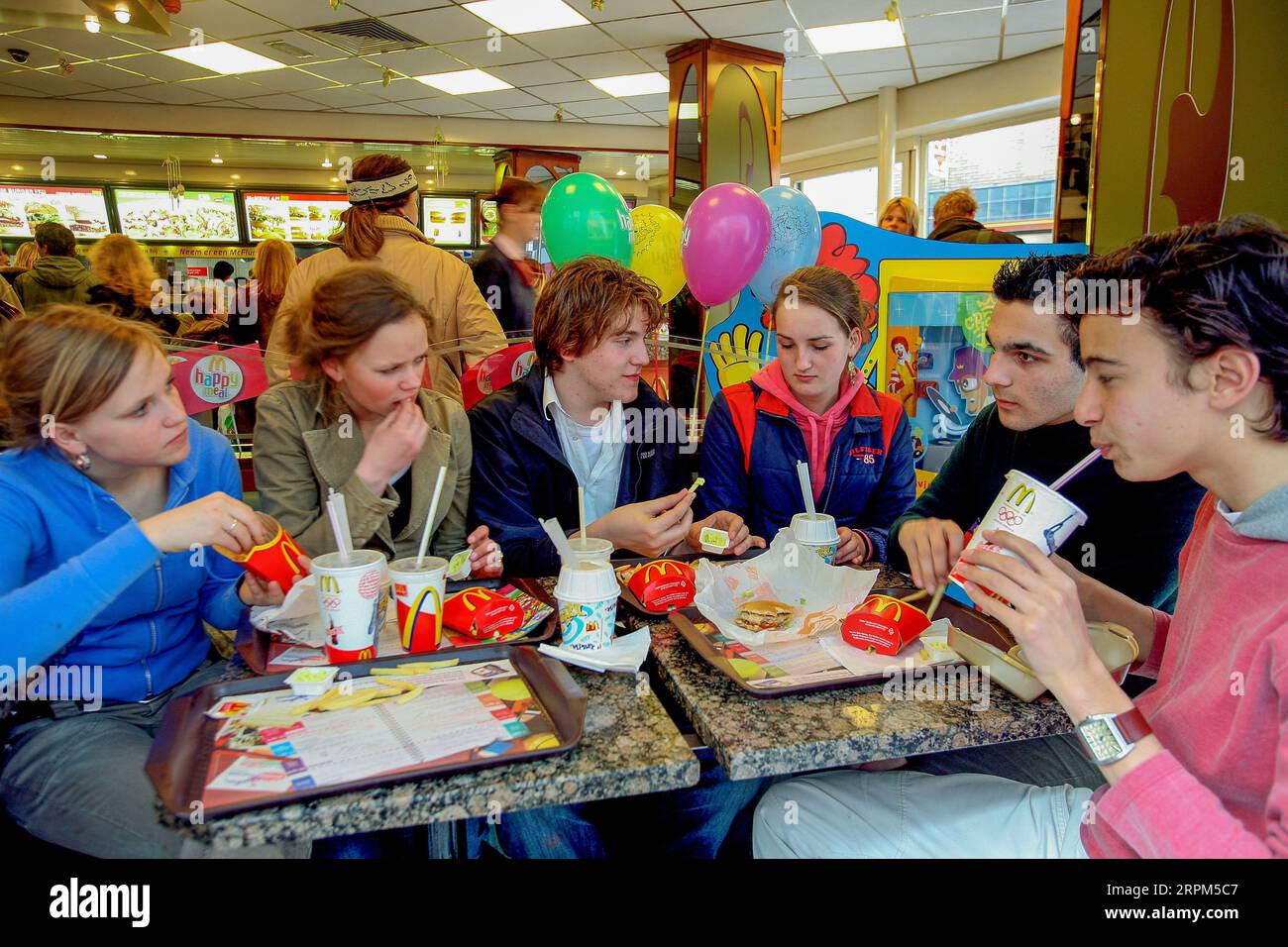 Teenagers eating fast food restaurant hi-res stock photography and ...