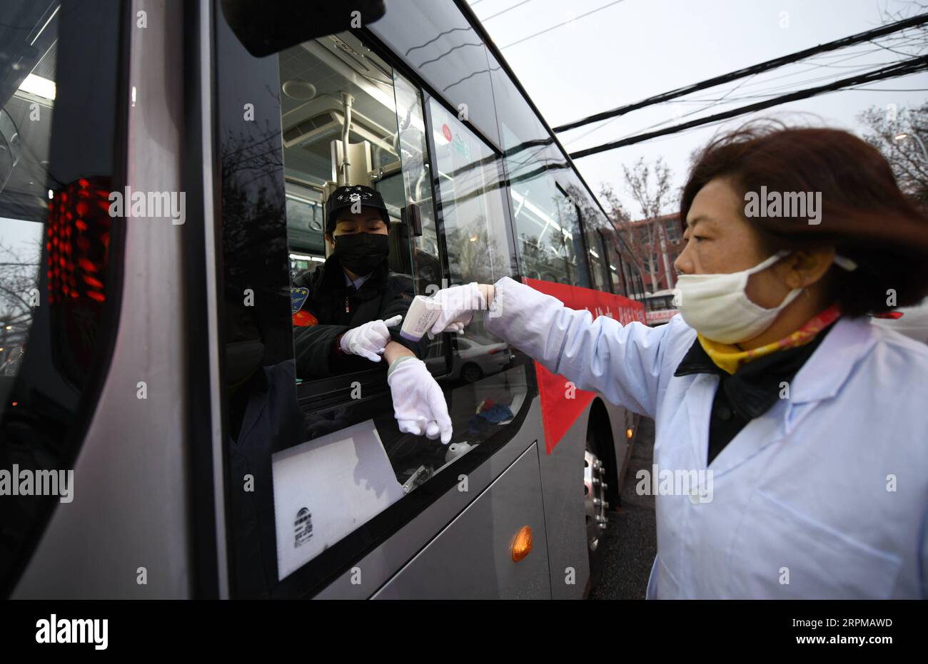Medical personnel check temperature hi-res stock photography and images ...