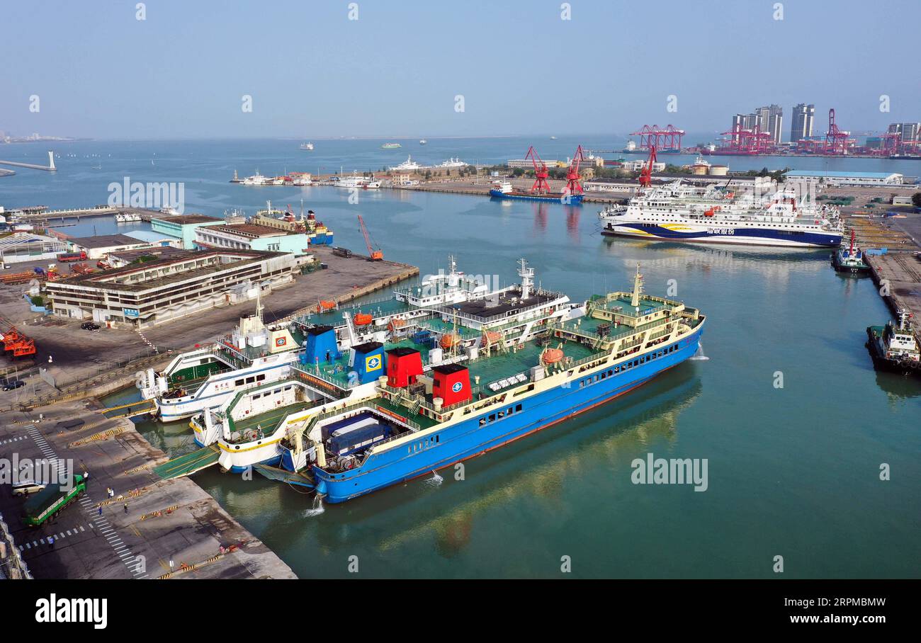 Multiple ferries hi-res stock photography and images - Alamy