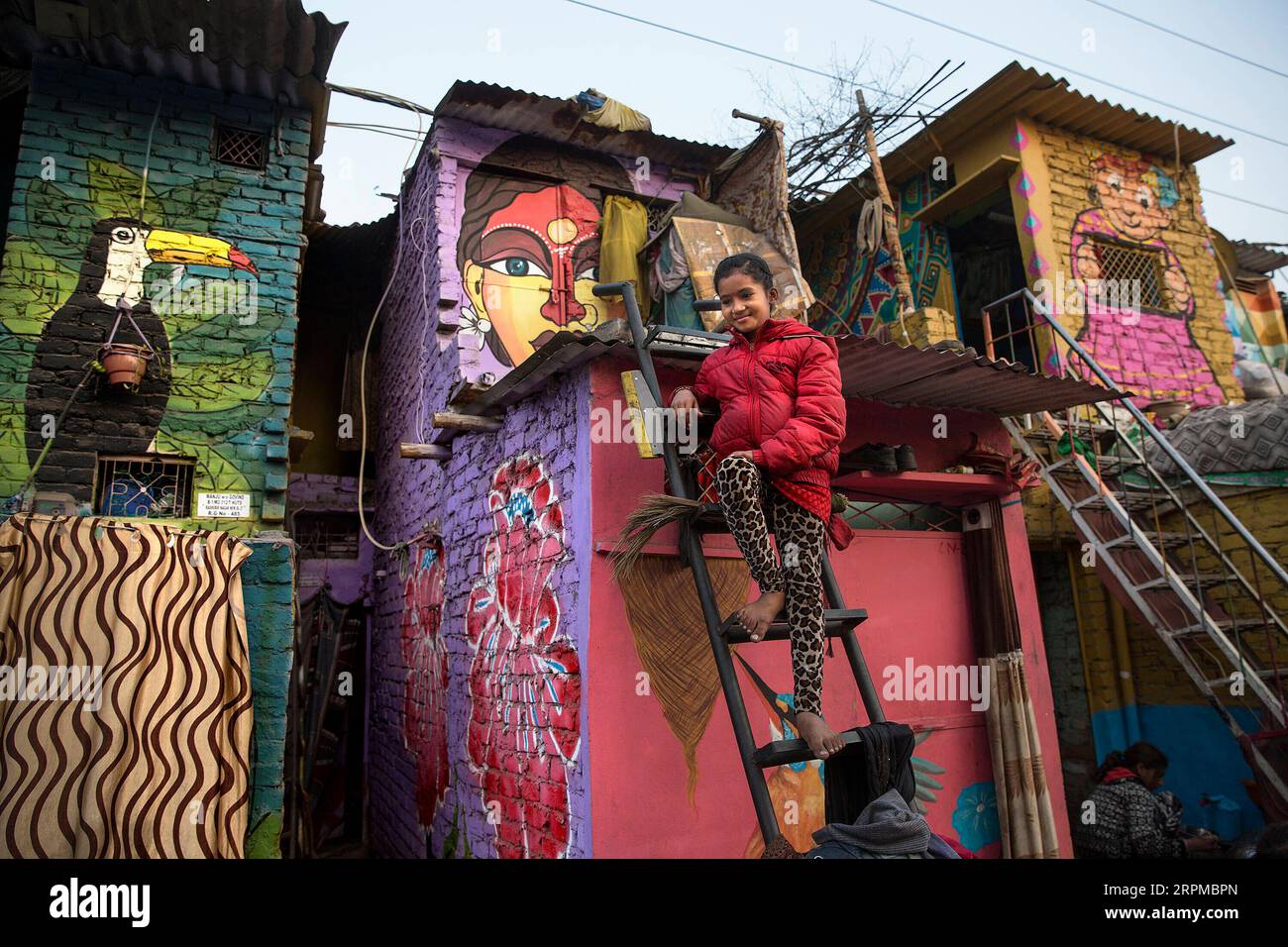 Delhi slums hi-res stock photography and images - Alamy