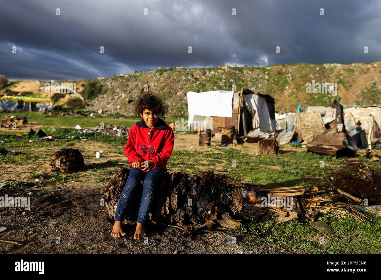 Girl gaza poverty hi-res stock photography and images - Alamy