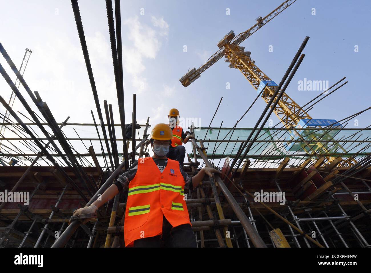 200211 -- CHENGDU, Feb. 11, 2020 -- Workers work at the construction ...